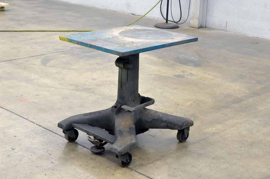 Lot #19: Midwest Tool & Engineering Co. Hydraulic Elevating Table ...